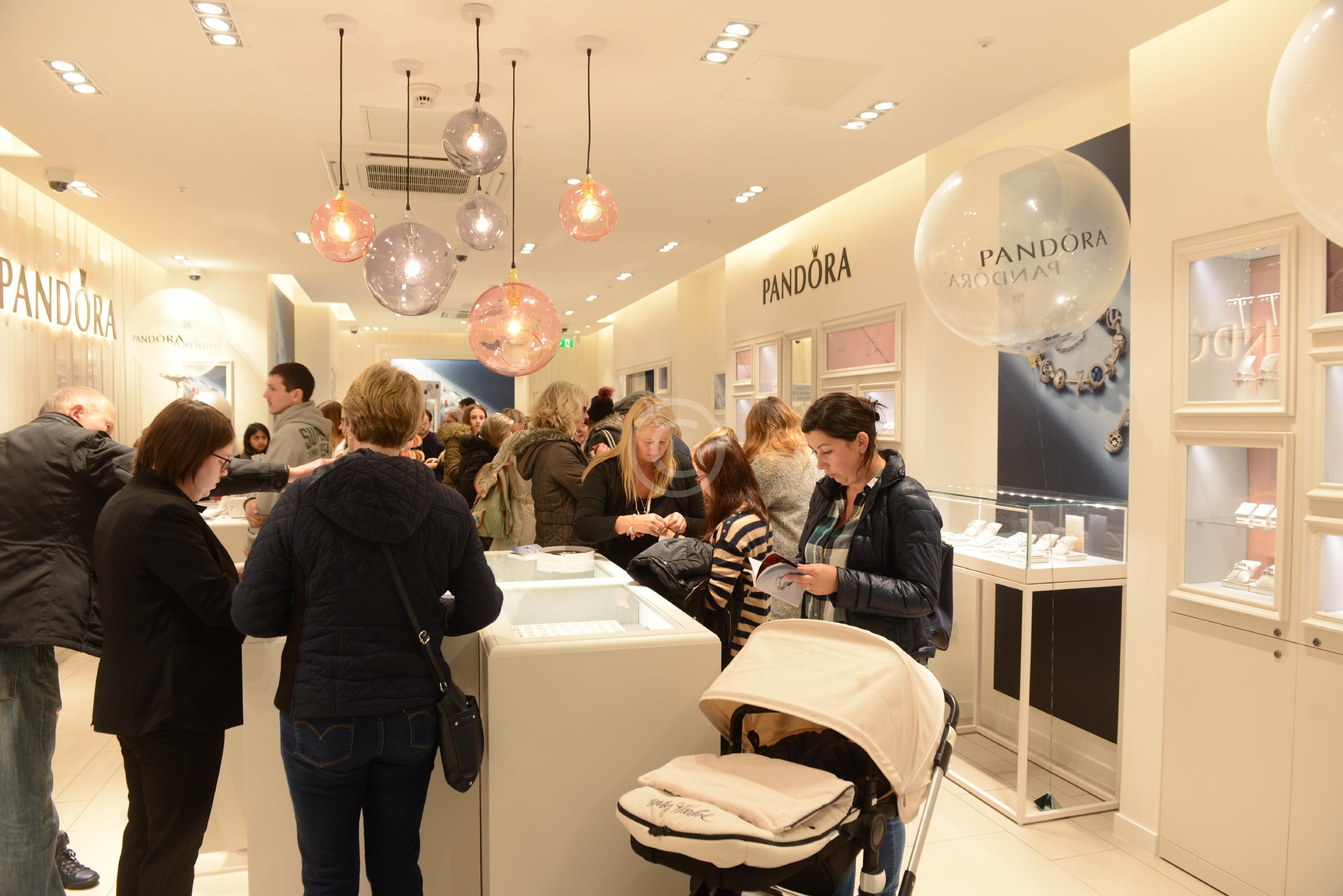 MAIDENHEAD 127013 - Photo 1 of 7 - Baylis Media Photos