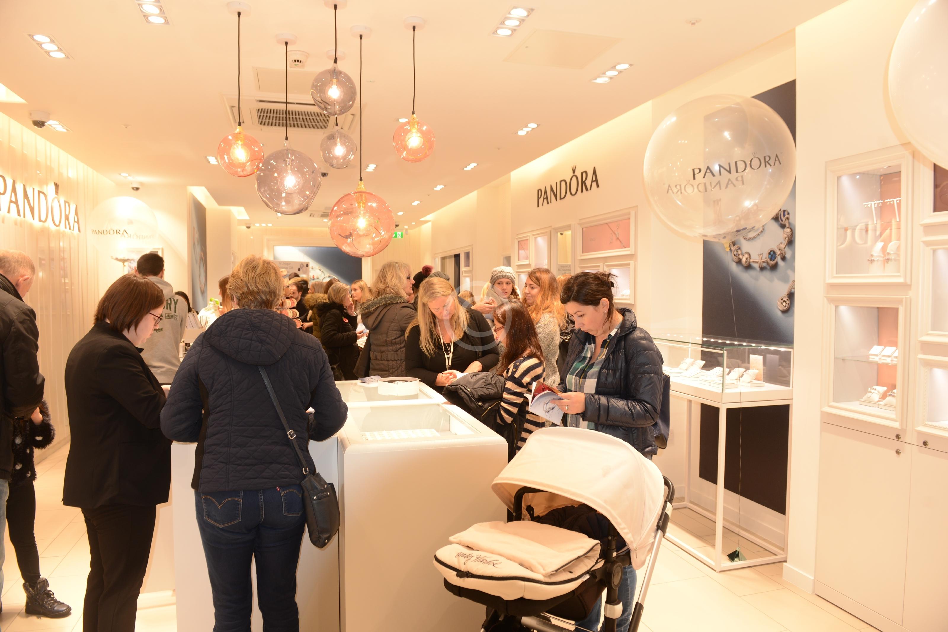 MAIDENHEAD 127013 - Photo 1 of 7 - Baylis Media Photos