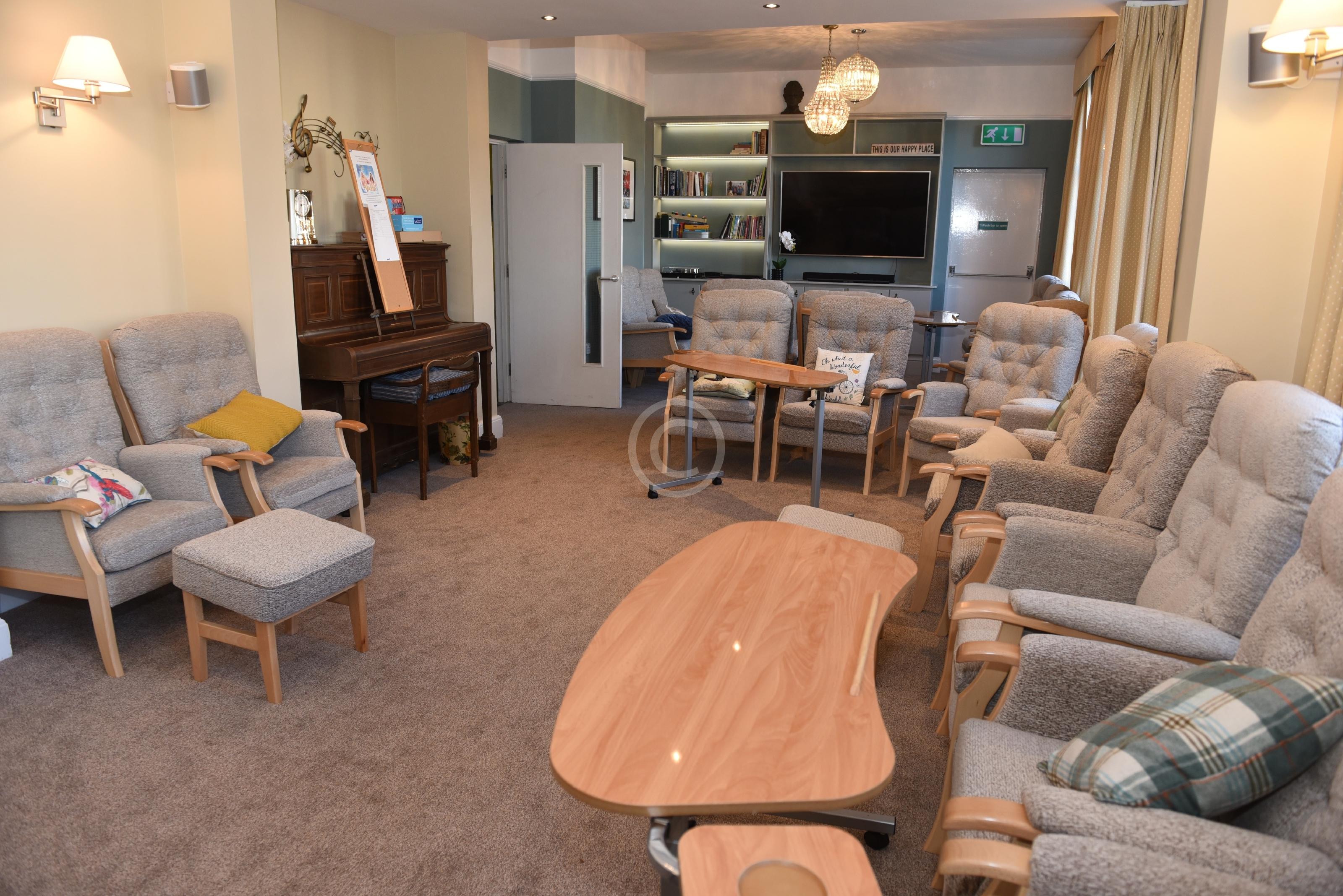 COOKHAM 129000 - Photo 1 of 13 - Baylis Media Photos