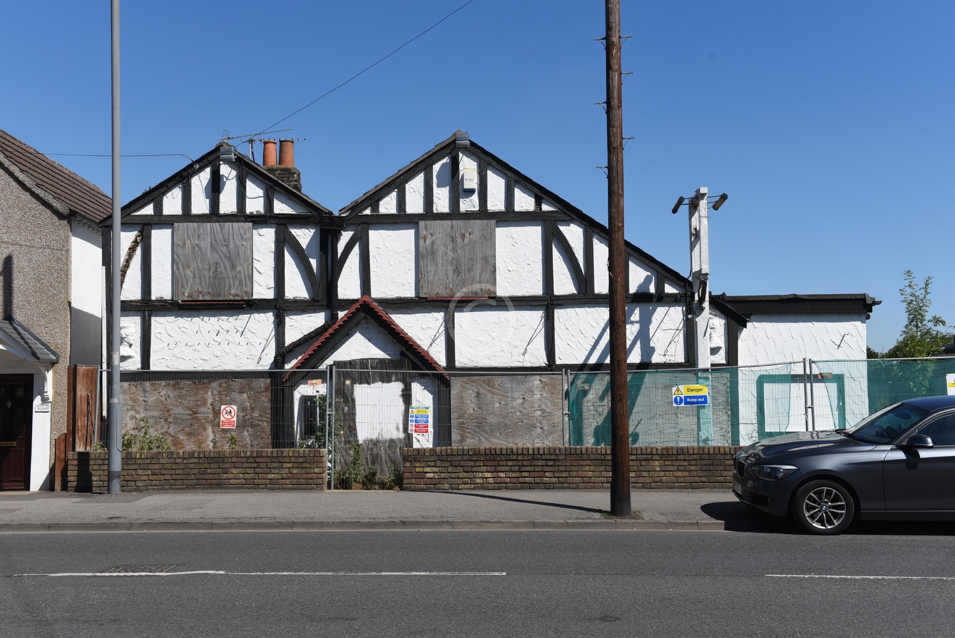 DEDWORTH 130134 - Photo 1 of 7 - Baylis Media Photos