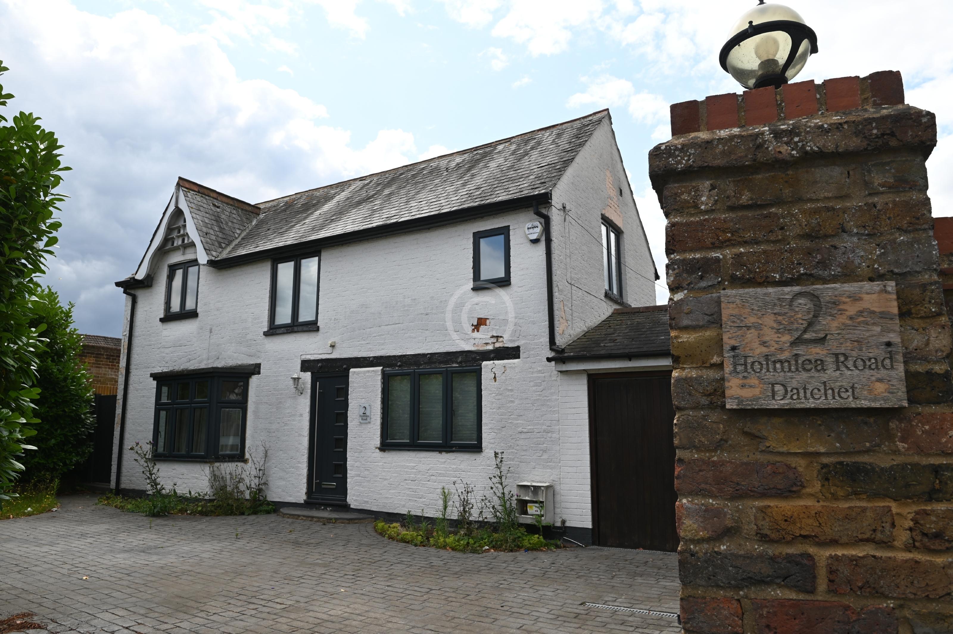 DATCHET 135626 - Photo 1 of 4 - Baylis Media Photos