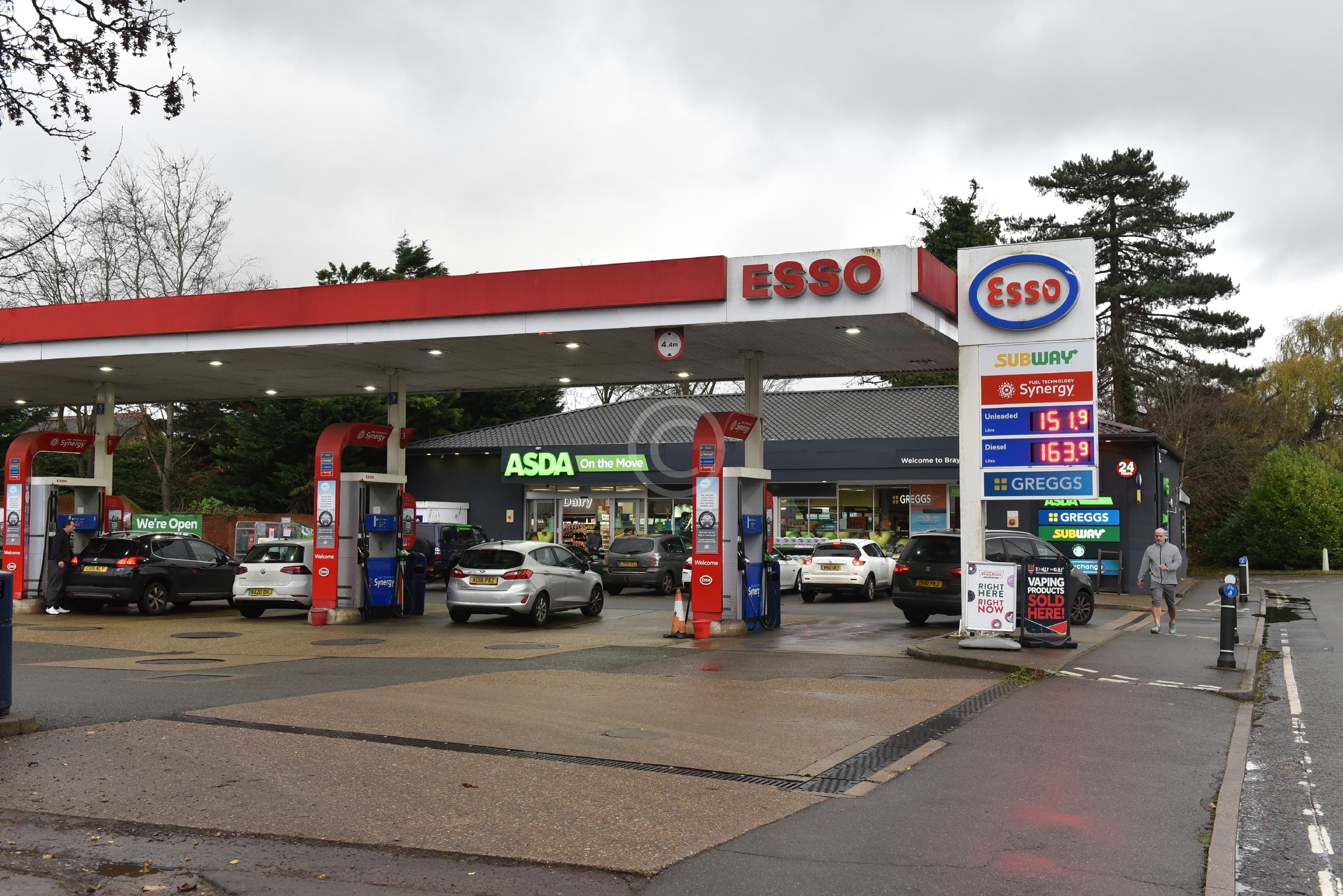 MAIDENHEAD 135974 - Photo 1 of 8 - Baylis Media Photos