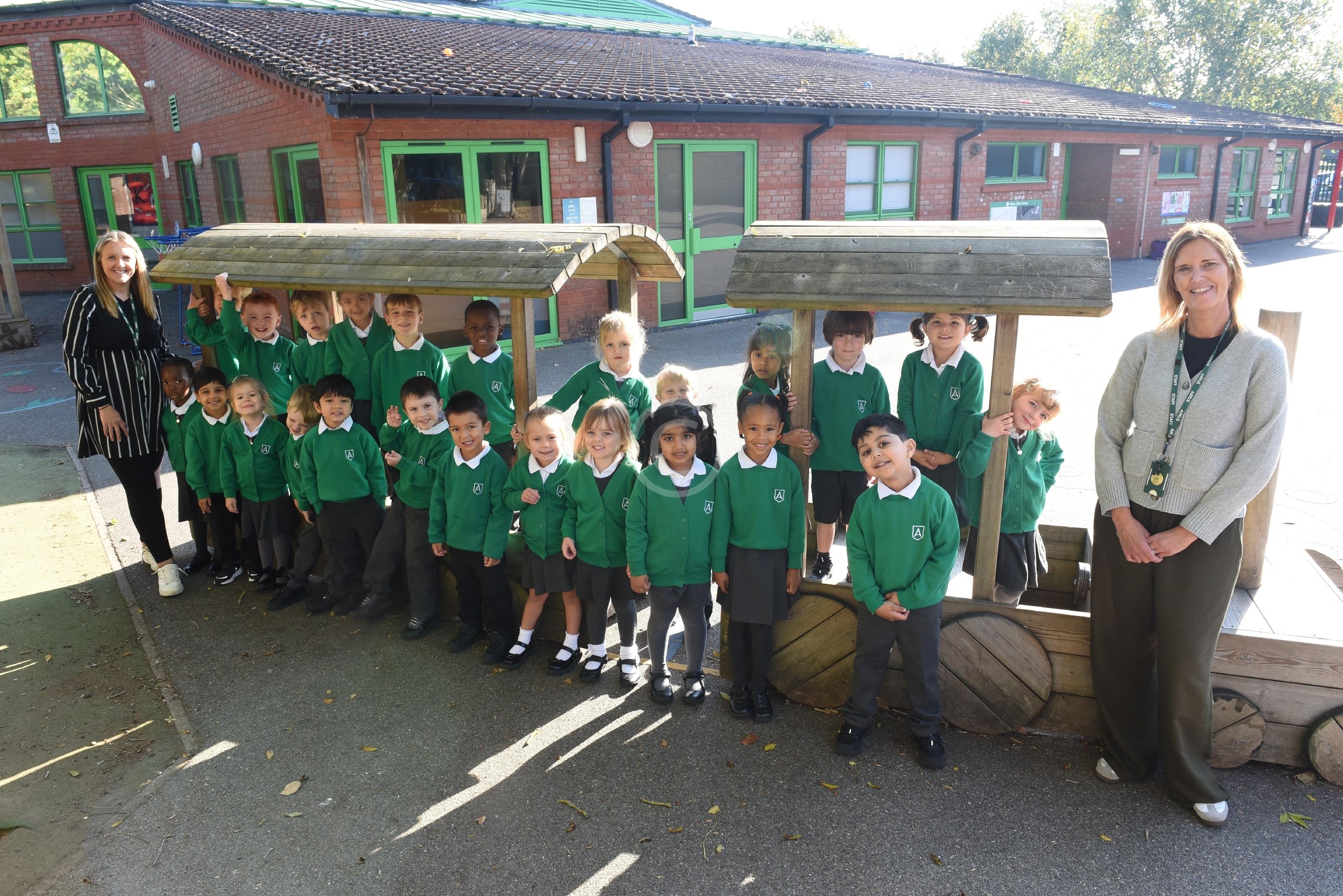 FIRST CLASS 137036 - Photo 1 of 33 - Baylis Media Photos