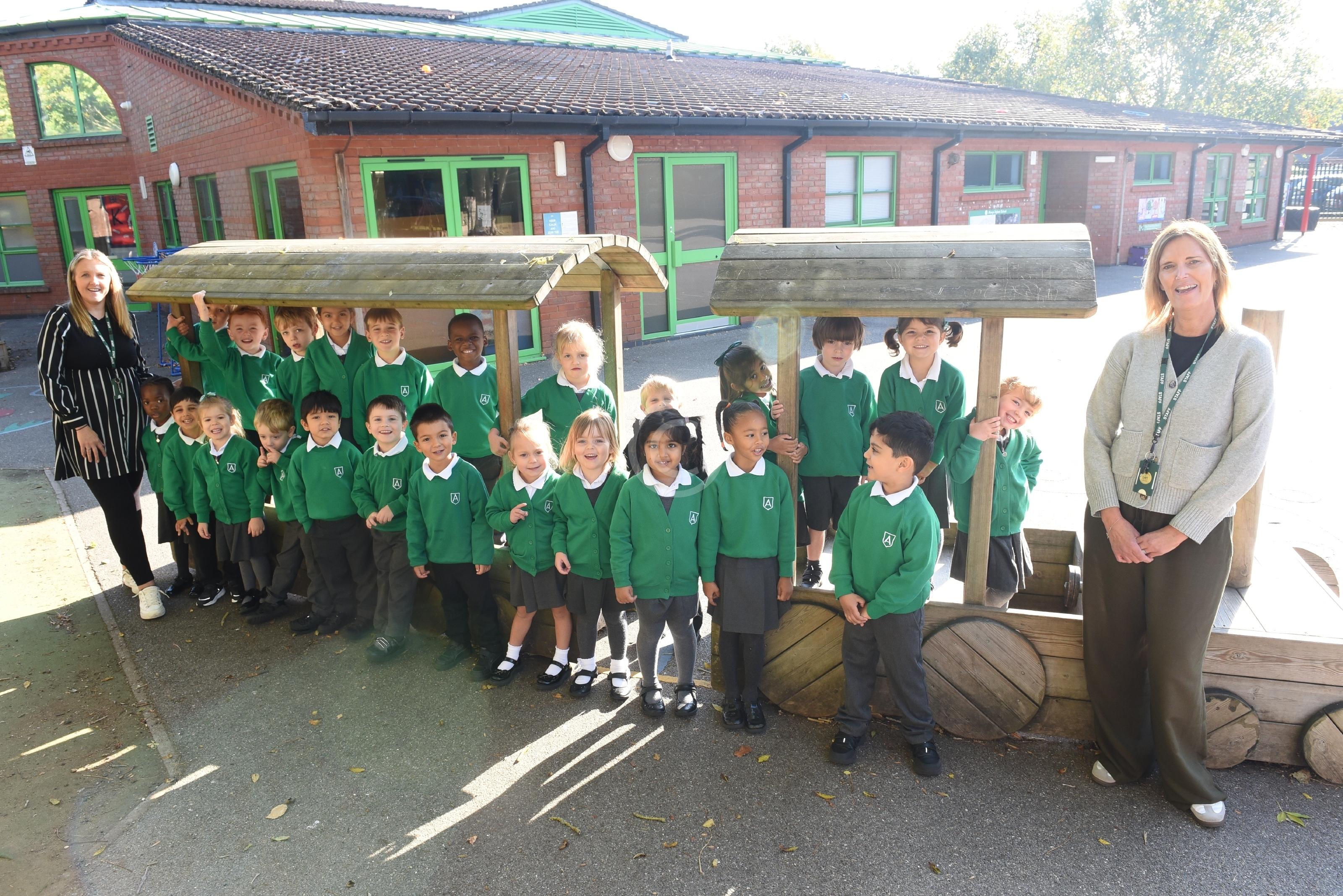 FIRST CLASS 137036 - Photo 1 of 33 - Baylis Media Photos