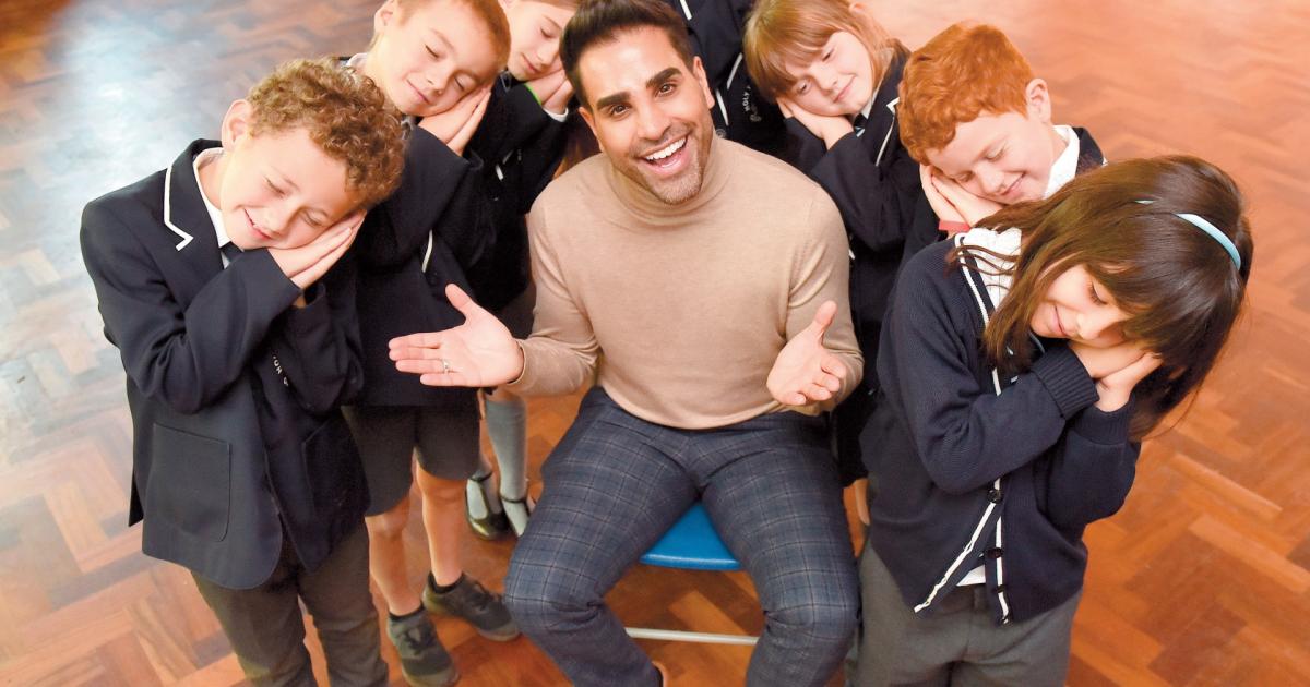 TV doctor visits Cookham school to teach pupils about sleep - Photo 1 of 7 - Baylis Media Photos