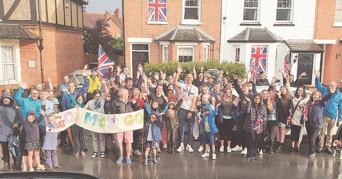 Boyn Hill residents brave elements to welcome home Olympic medallist ...