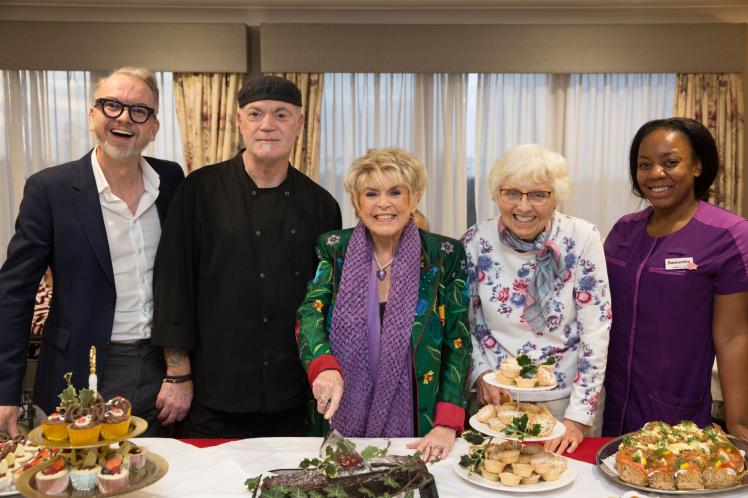 Celebrity guest Gloria Hunniford surprises Windsor care home residents ...