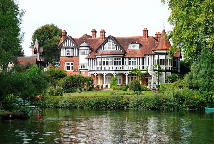 Historic Grade II-listed Maidenhead River Arts Club sells for £3.6m ...